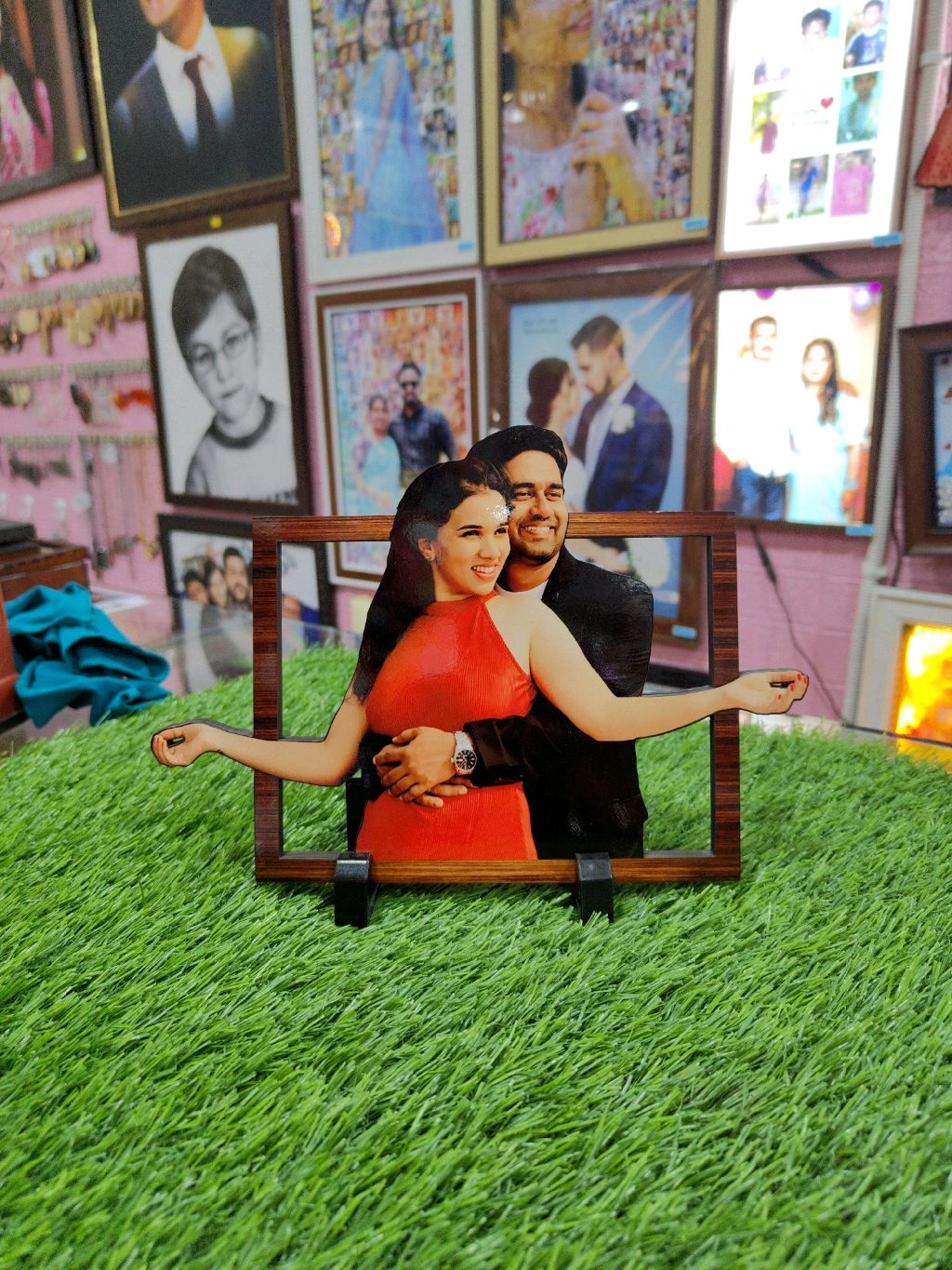 Customized Cutout Frame - Couple Photo Fream